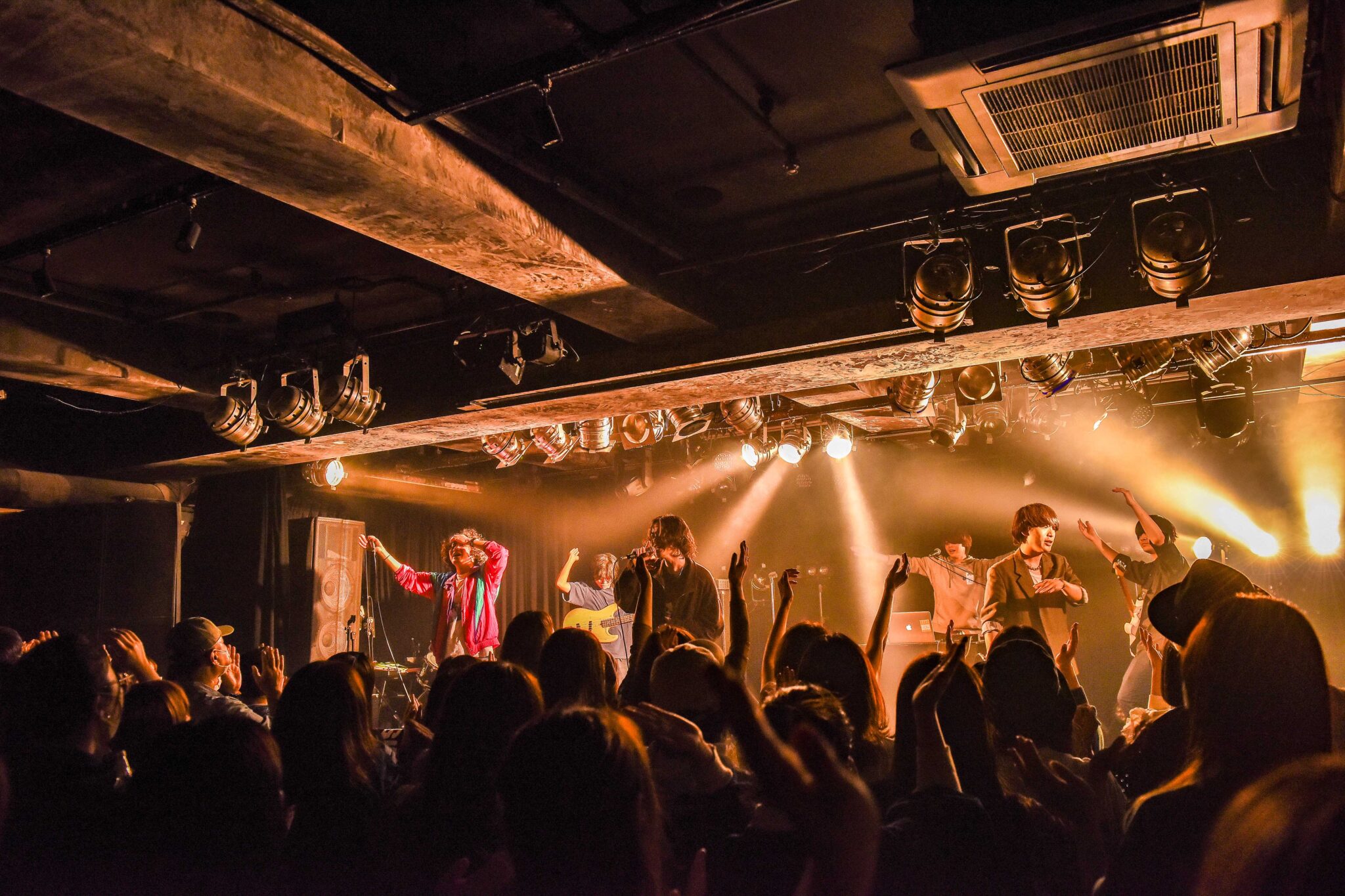 【asobiインタビュー】ボーカル3人の織りなす世界観が魅力的な、“遊び”から生まれた6人組バンド | ヂラフマガジン